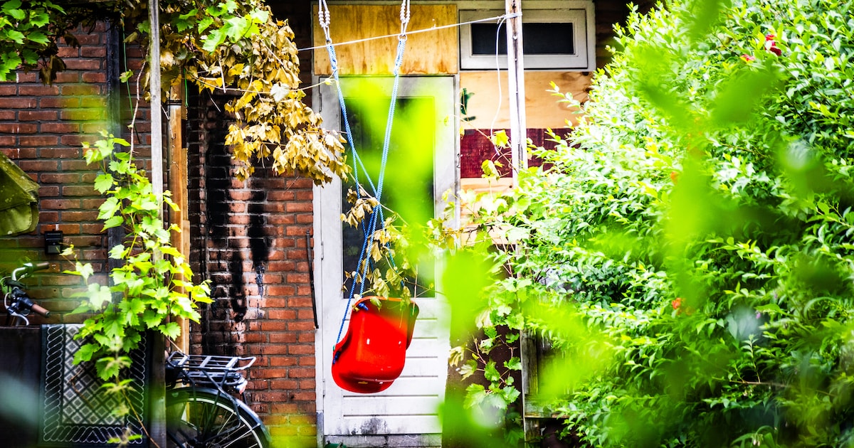 Bewoner springt van trap na explosie en gaat vuur met kussen te lijf ...