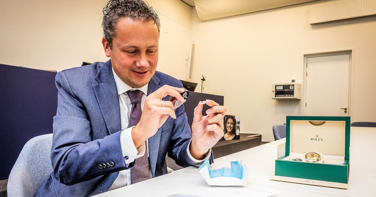 Spaarders halen geld van de bank om horloges en sieraden te kopen (en ...