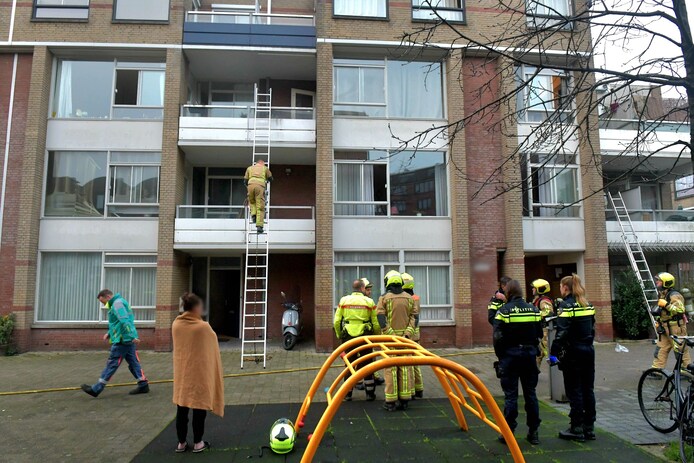 Appartement tijdelijk onbewoonbaar door brand in Korte Vleerstraat ...
