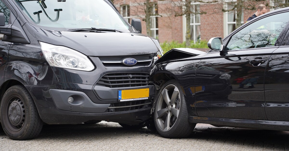 Flinke schade na aanrijding: twee auto’s botsen frontaal op elkaar in Dongen | Dongen | AD.nl