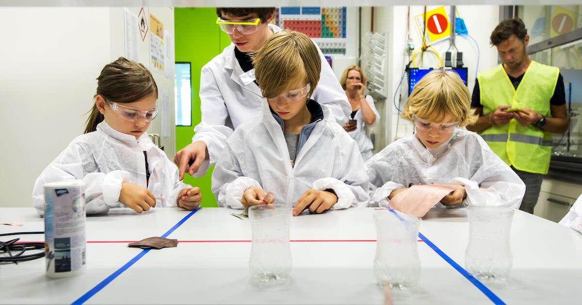 Jongeren trekken dit weekend een labjas aan tijdens het Weekend van de ...