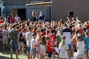 Honderden kinderen zwaaien juf Jolanda (65) uit na 44 jaar voor de klas ...