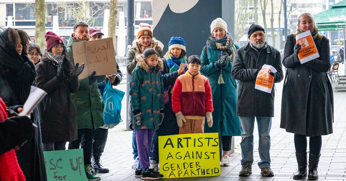 Kunstenaars demonstreren op Schouwburgplein tegen genderongelijkheid in ...