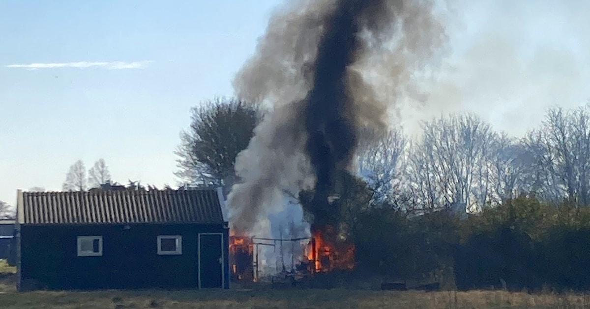 Uitslaande brand verwoest schuur in Sommelsdijk | 112 nieuws Goeree-Overflakkee | AD.nl