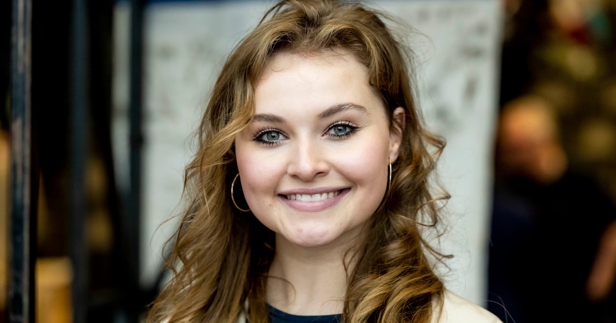 Vajèn droeg een giletje met spijkerbroek en sneakers, toch zonde als je ...