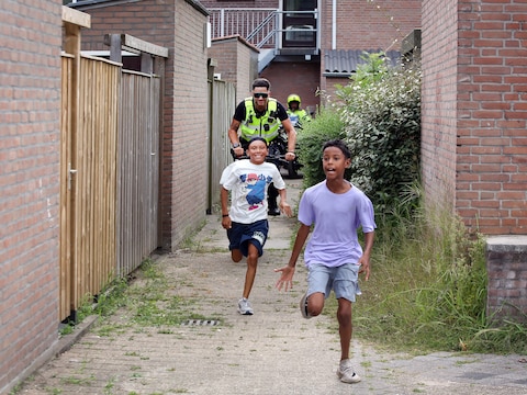 Honderd jongeren spelen jachtseizoenspel met de politie | Regio | AD.nl
