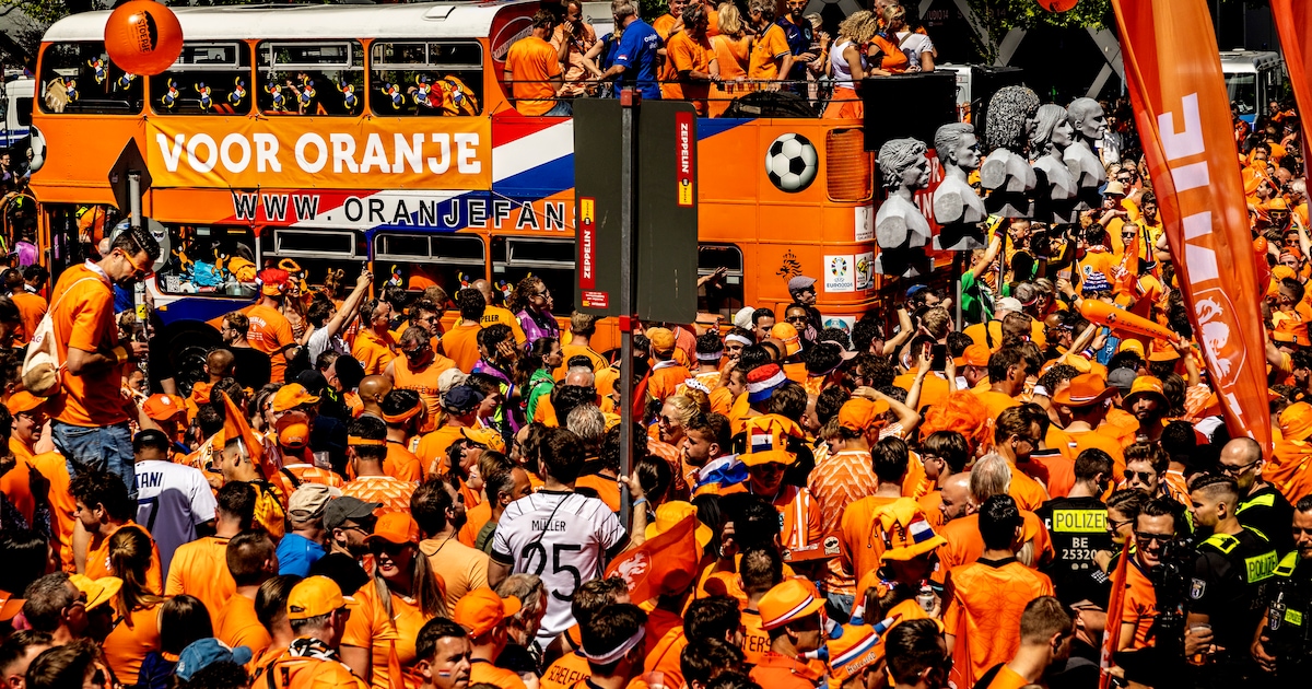 Nederlandse voetbalfans krijgen ook in München hun geliefde Oranjemars | EK voetbal | AD.nl