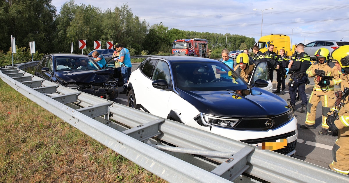 Auto's botsen op toerit van A4 bij Schipluiden | Regio | AD.nl