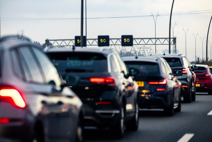 In 2024 stonden we langer in de file, ook buiten de spits steeds vaker ...
