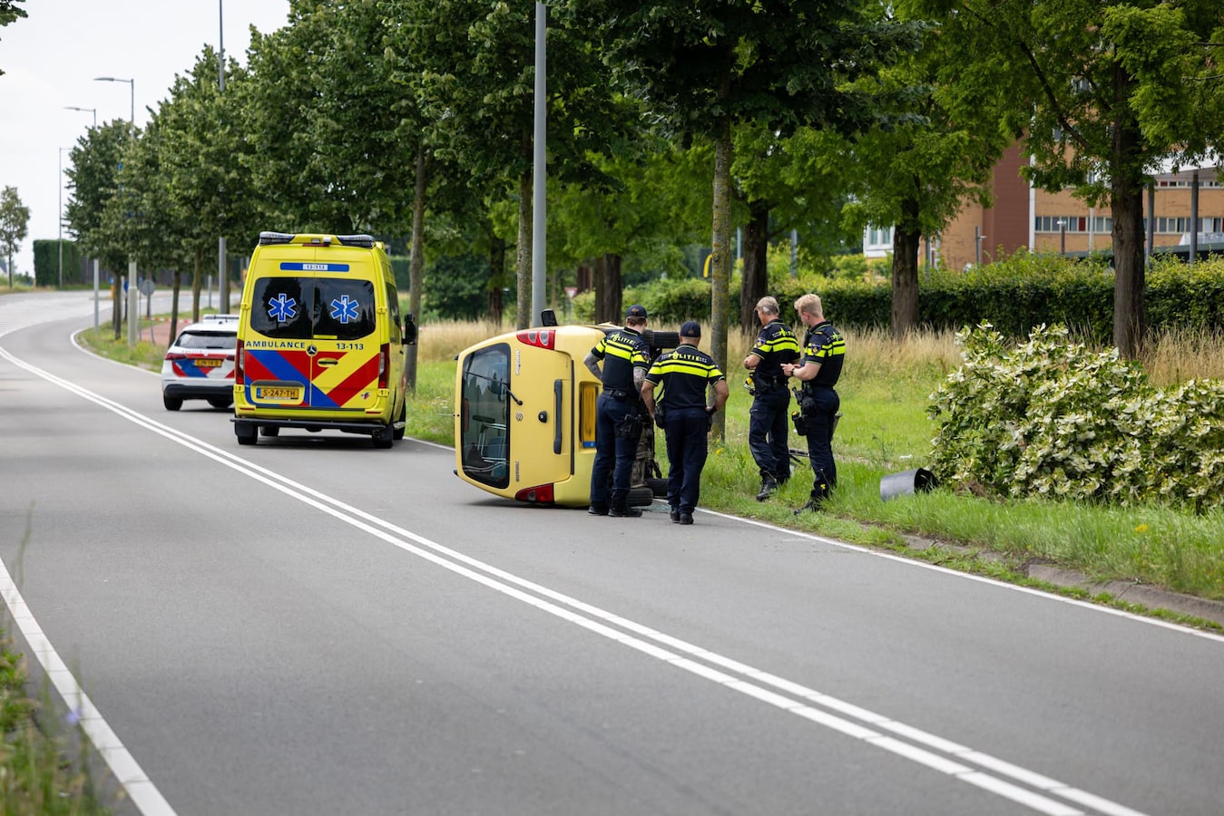 Auto belandt op zijkant na ongeval op Ookmeerweg in Osdorp | Foto | AD.nl