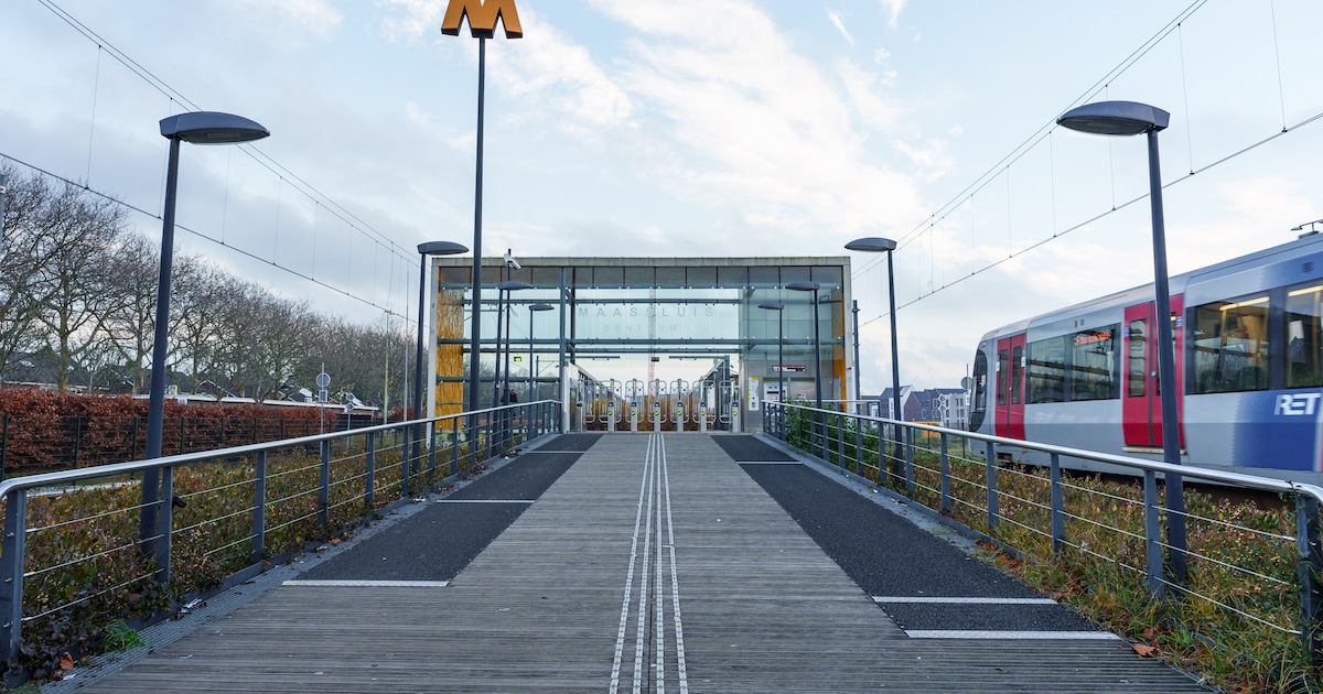 Is de Hoekse Lijn het ‘ondergeschoven kindje’ van de RET? Maassluis wil meer boa’s op traject ...