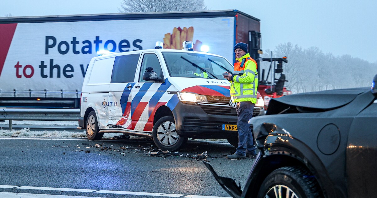 Auto raakt vangrail door gladheid, afzetting zorgt voor ongeluk met ...
