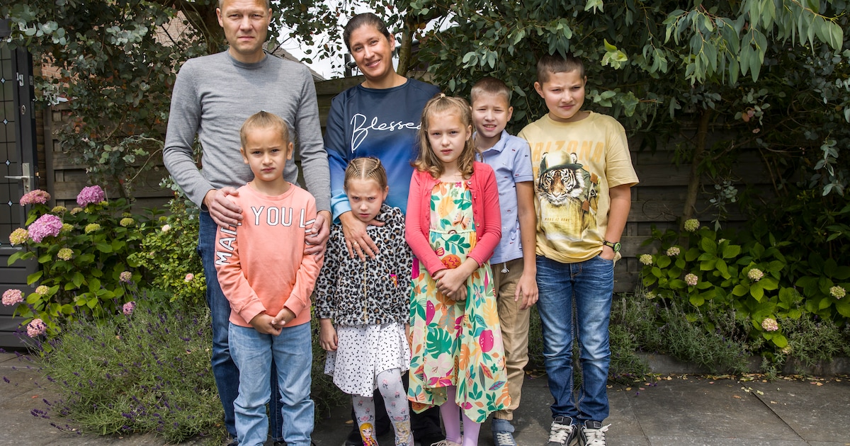 Astrid (42) geeft haar vijf kinderen geen mobiel: ‘Ik ben toch ook ...