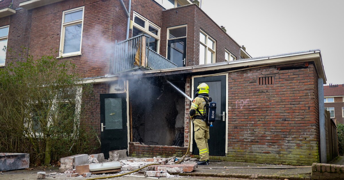 Explosie blaast deel van muur uit woning in Arnhem | Arnhem | AD.nl