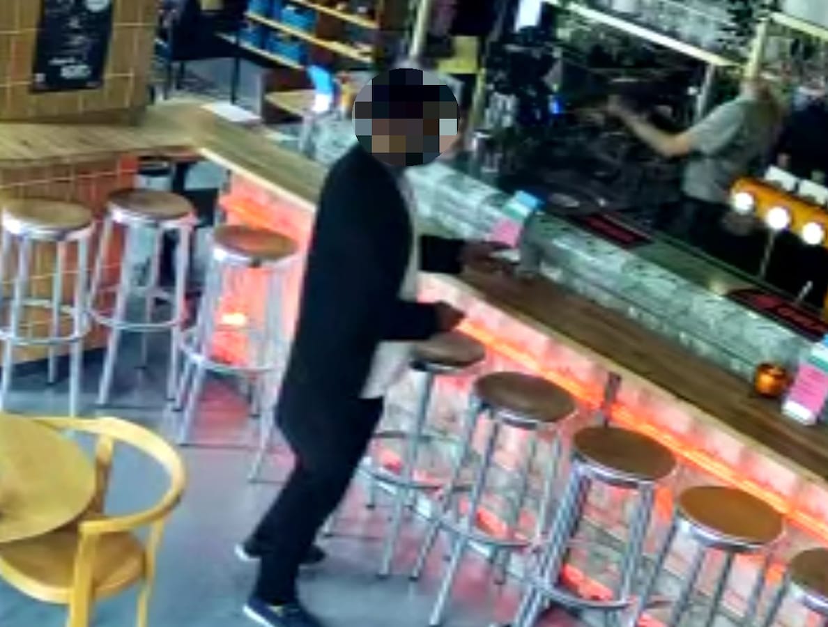 Fooienpot met 250 euro verdwijnt in jaszak: restaurant deelt beelden ...