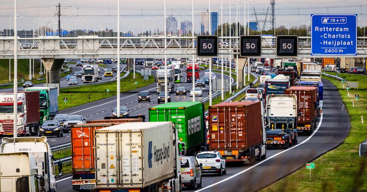 Verkeer rijdt weer na ‘flink drukke’ maandagavondspits | Rotterdam | AD.nl
