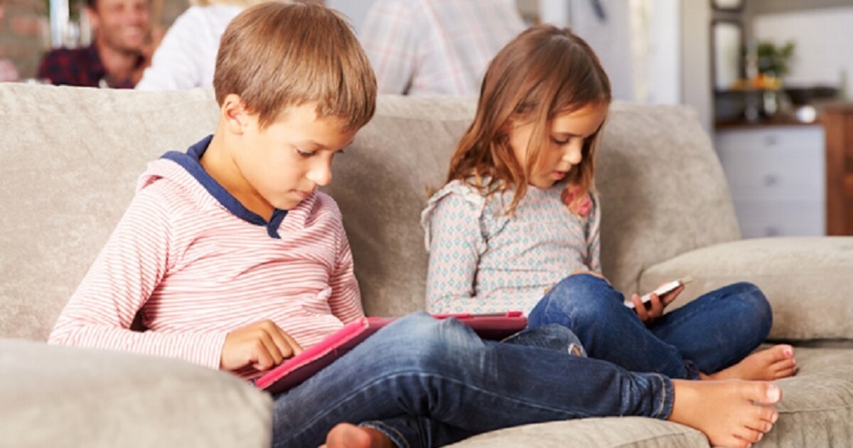 'Kinderen krijgen bochel van smartphone' | Gezond | AD.nl