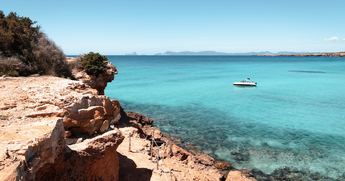 Britse vrouw (39) raakt in problemen met huurbootje: gered na vier ...