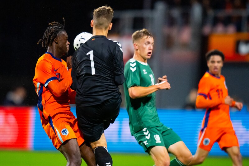 Jong Oranje wint met vijf debutanten van Litouwen, goals van Babadi en ...