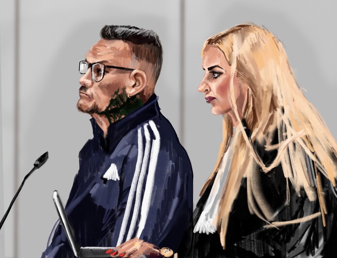 In de cel vertelt hij zijn moeder over het doodsteken van zijn neef ...