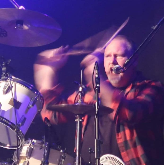 Edwin Broeders, drummer van Bertus Staigerpaip, op 57-jarige leeftijd ...