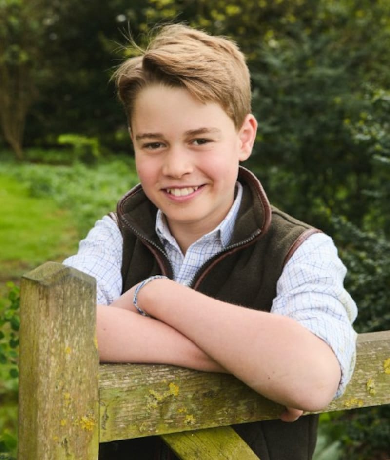 Prins George blaast twaalf kaarsjes uit: Britse hof deelt nieuwe ...