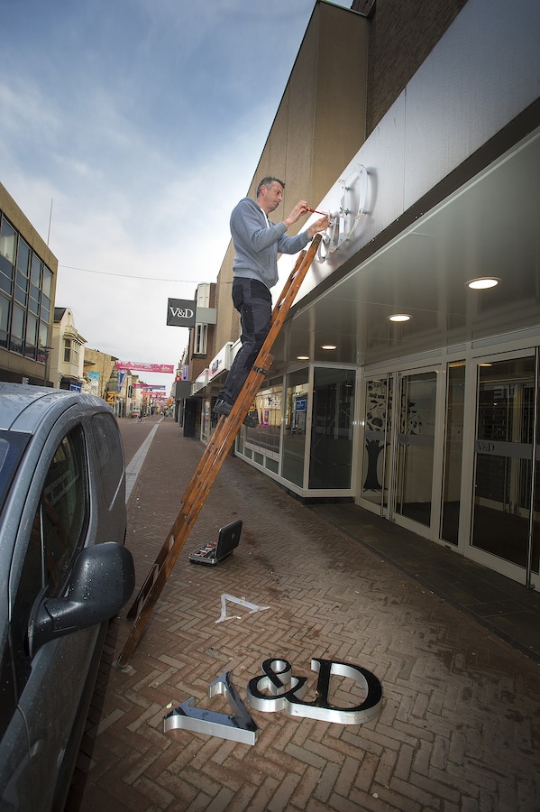 V&D pand Apeldoorn wordt verbouwd | Foto | AD.nl