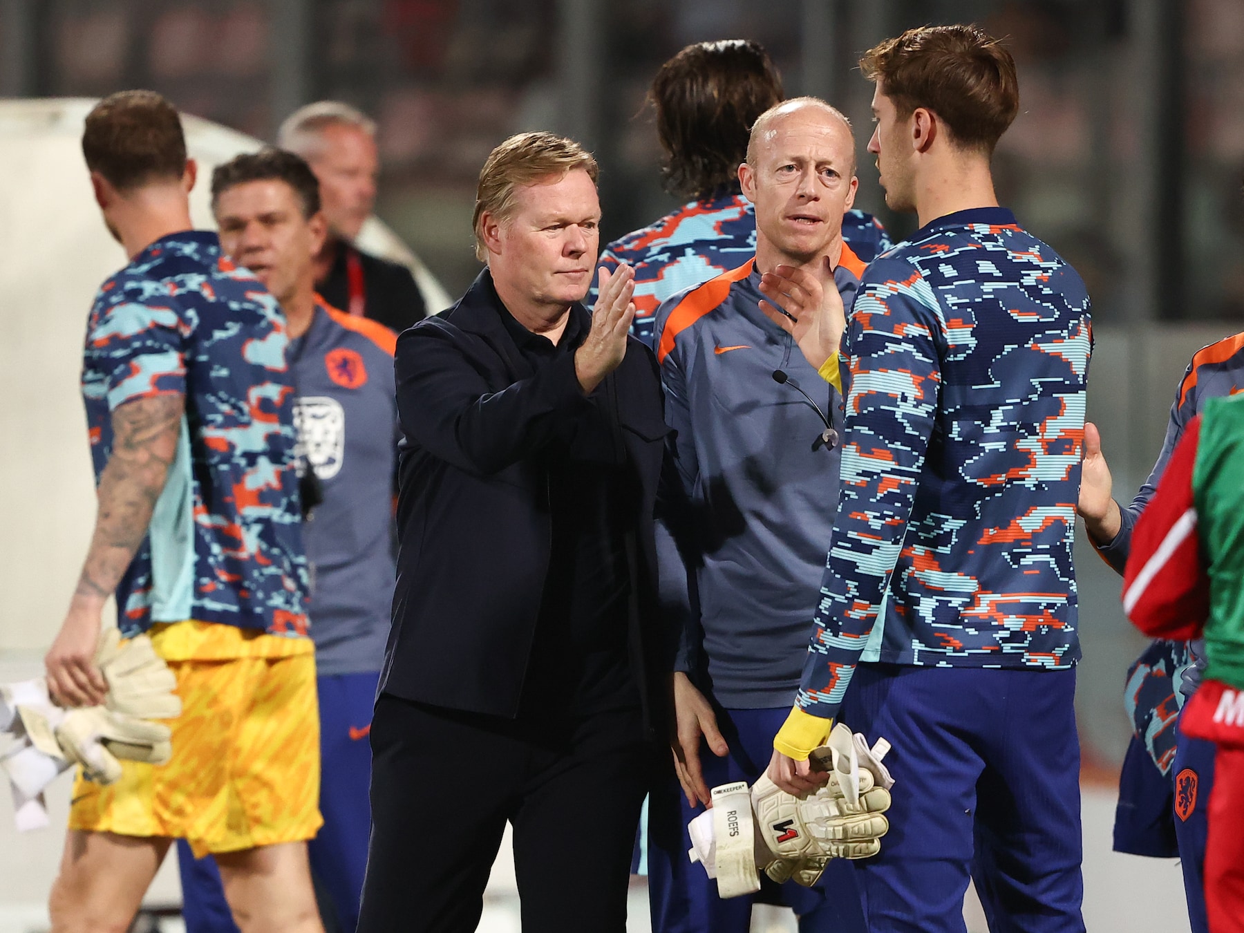 Met één zin typeerde Peter Bosz de chaotische topper tussen PSV en Ajax | Voetbal | AD.nl