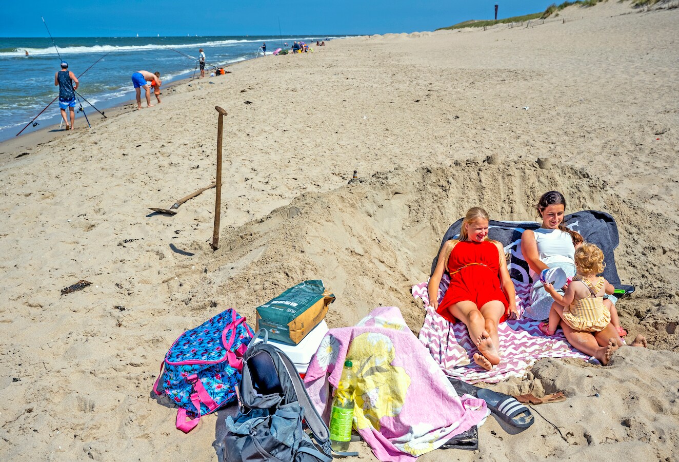 Waar je bij Rockanje of Hoek van Holland hutjemutje zit, is het op de ...