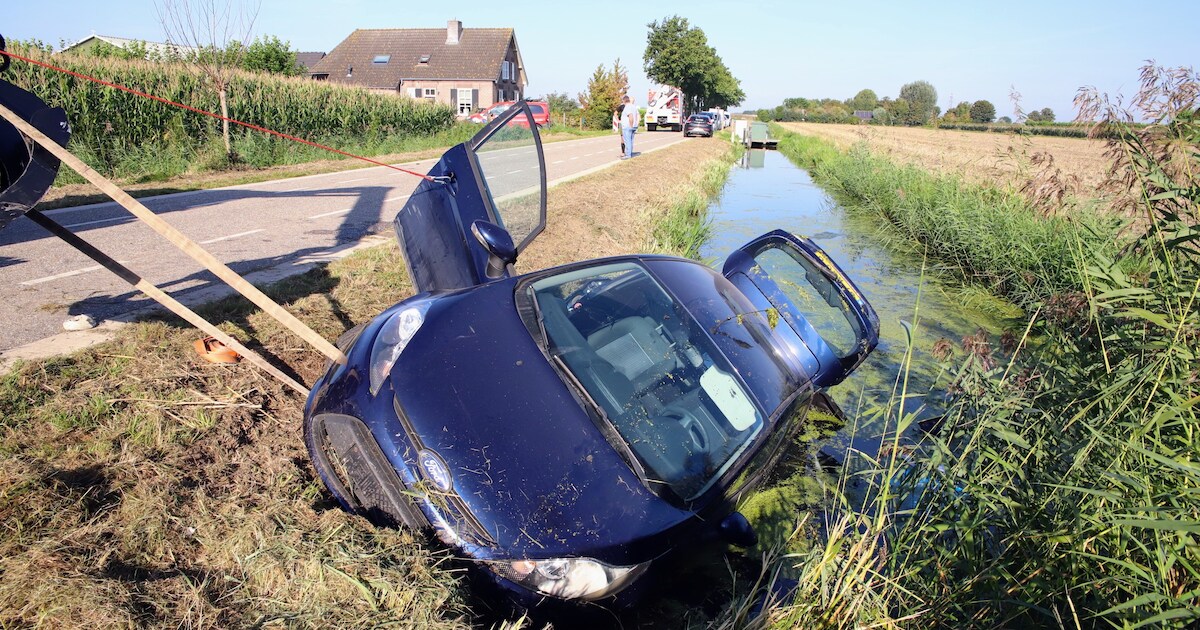 Voorbijgangers vinden auto in sloot met bestuurder er nog in | West ...