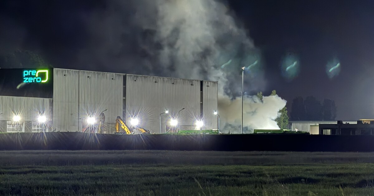 Rookwolken stijgen op bij brand op terrein van afvalverwerker | Duiven ...