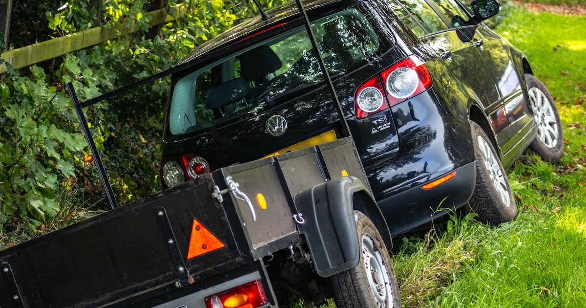 Auto met aanhanger rijdt greppel in langs Boekhorst in Oosterwolde ...