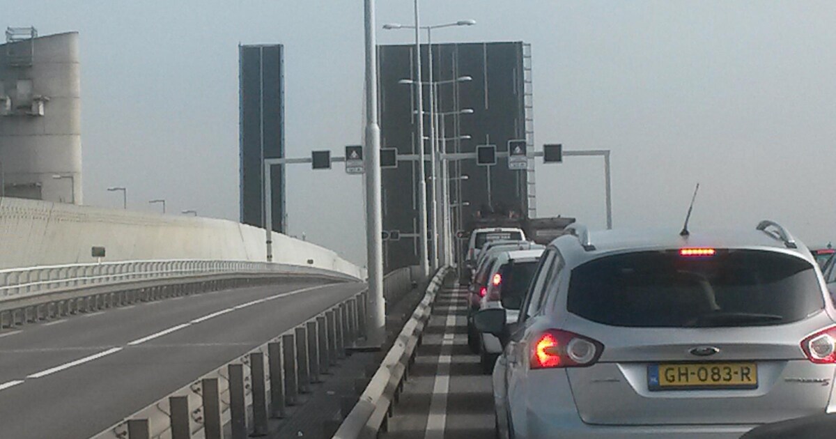 Kettingbotsing bij Spijkenisse: Hartelbrug dicht | Regio | AD.nl
