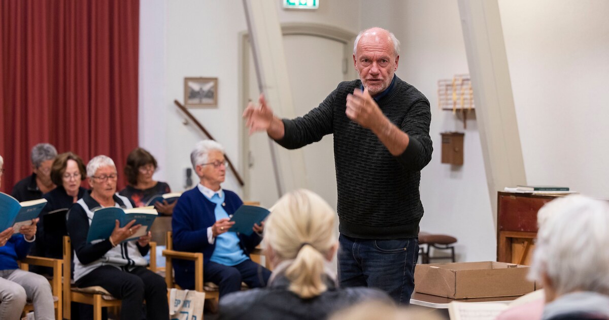 Veertig jaar én dirigent én politieman: het dubbelleven van Leo den ...
