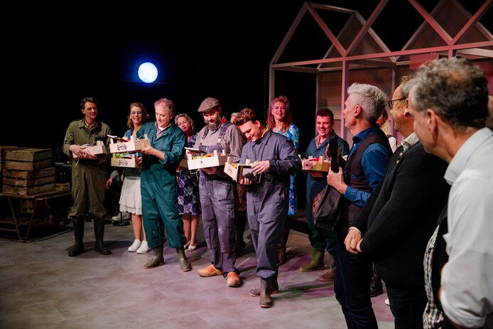 Gouden plaat voor de Kromme Jongens voor nieuw liedje De Hemel op Aarde ...