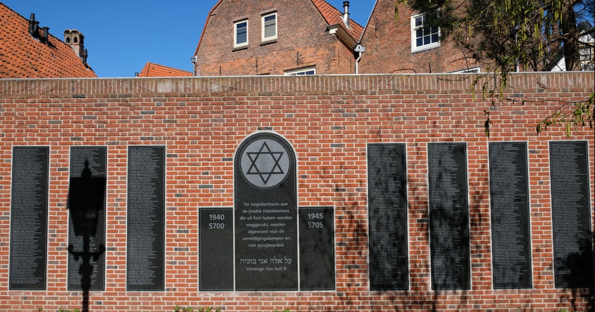 Haarlem herdenkt slachtoffers Holocaust met stille tocht en ceremonie | Haarlem | AD.nl