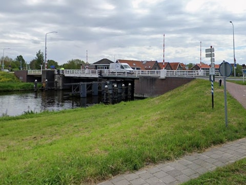 Zeilboot komt klem te zitten onder brug in Oude Wetering, pont blijft ...