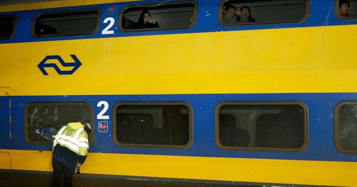 Paula zat samen met 1000 andere reizigers uren vast in pikdonkere trein ...