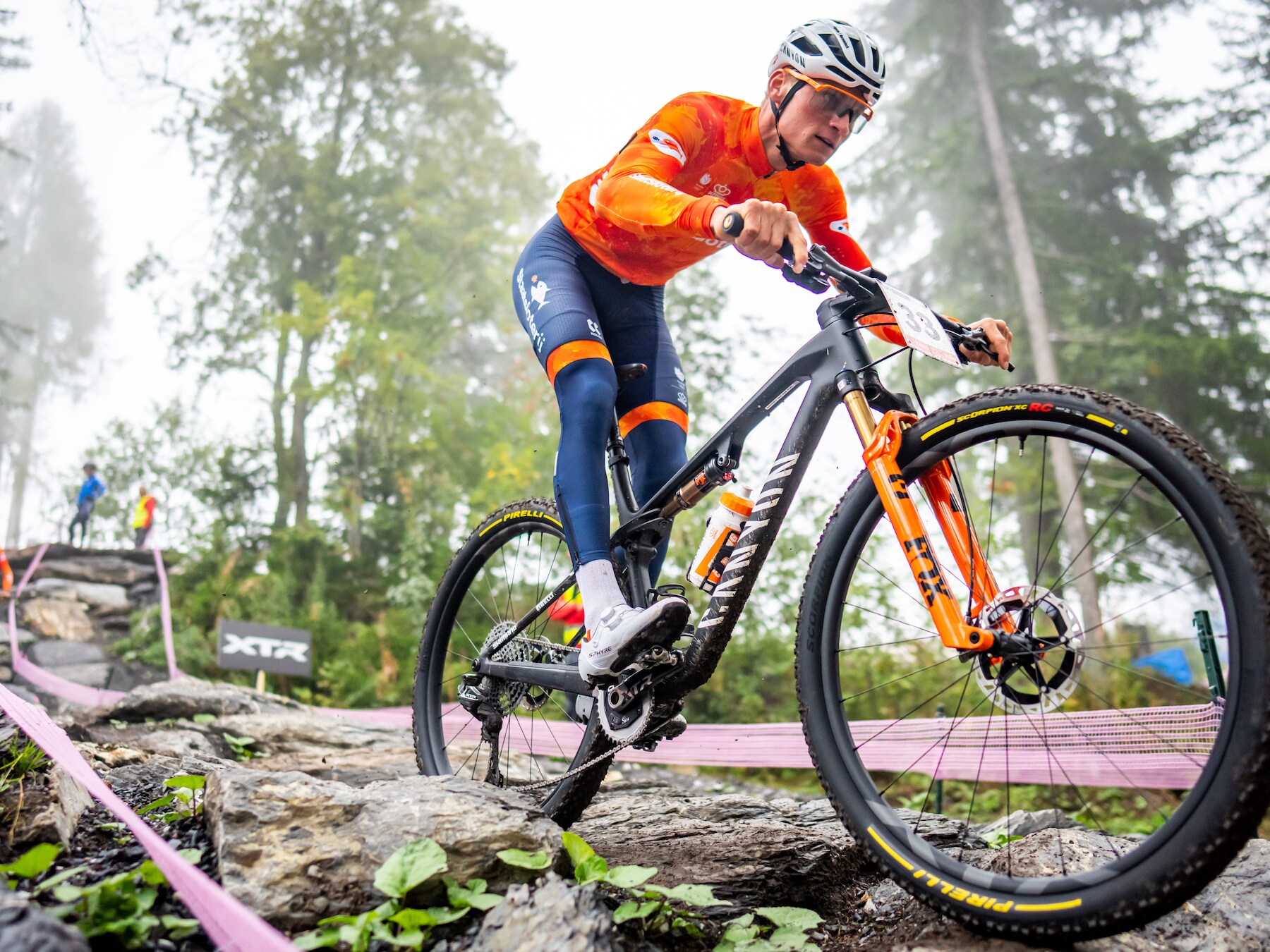 Mathieu van der Poel na lange inhaalrace in top 10 bij rentree op ...