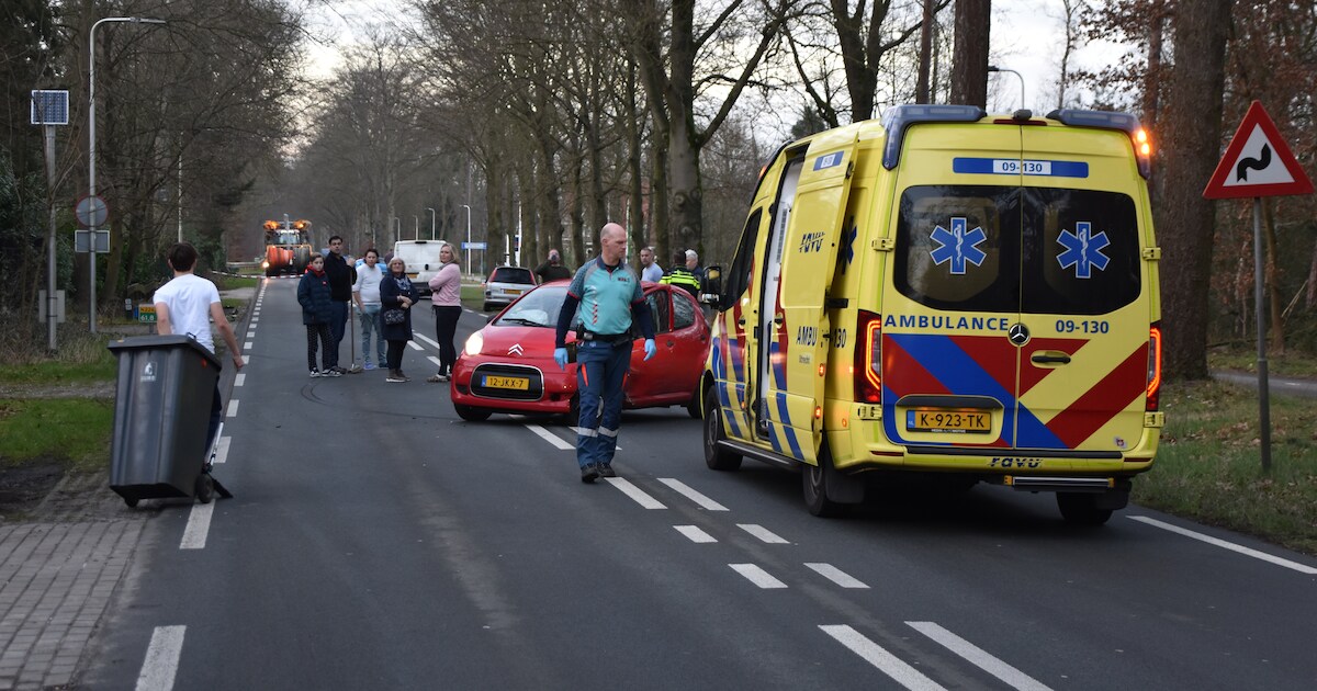 Als rode auto de inrit wil inslaan, wordt deze geramd door een busje ...