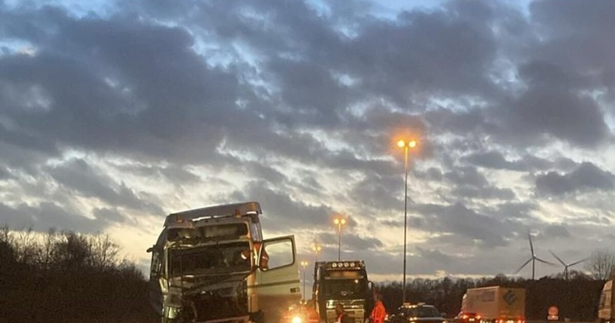 Vrachtwagen kantelt op A58 bij Ulvenhout, snelweg weer vrijgegeven | Breda | AD.nl