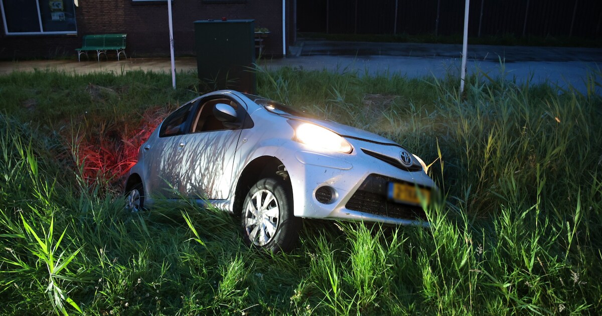 Automobilist verliest macht over het stuur en raakt deels te water | Westland | AD.nl