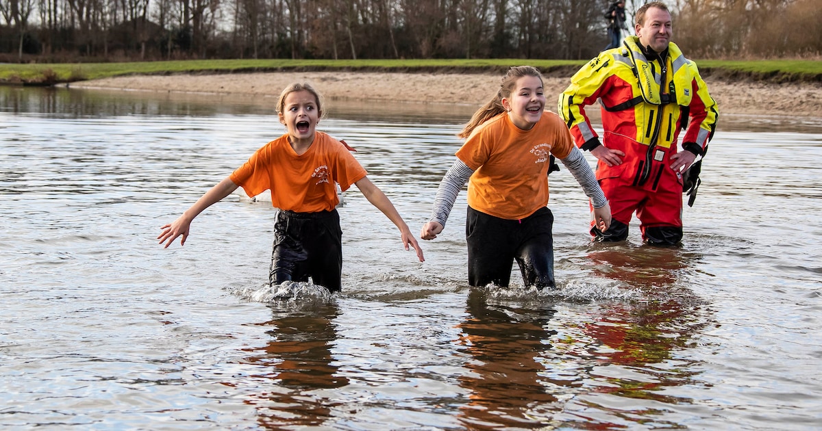 Kinderen nemen hun eigen nieuwjaarsduik in het Prinsenbos | Westland ...
