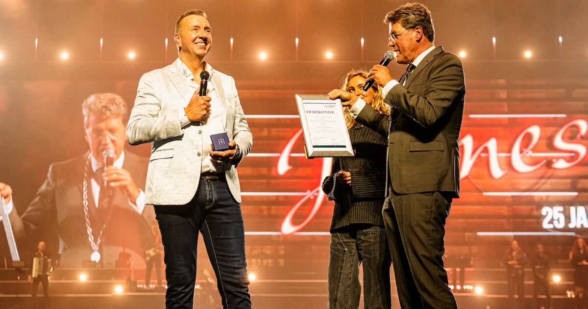 Zanger Jannes benoemd tot ereburger van Emmen | Emmen | AD.nl