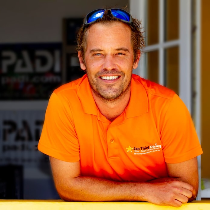 Bob (43) strooit die middag nog de as uit van zijn vader, in de avond ...