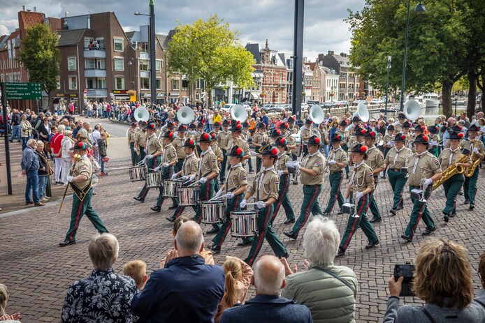 Streetparade dendert door Vlaardingen: ‘Eindelijk weer eens reuring met deze muziek in het ...