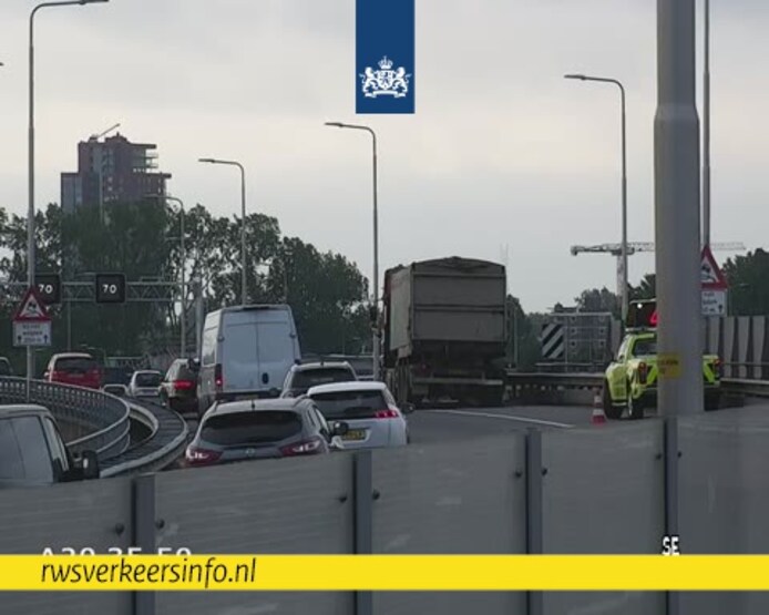 A20 bij Terbregseplein weer vrijgegeven na file door door kapotte vrachtauto | Rotterdam | AD.nl