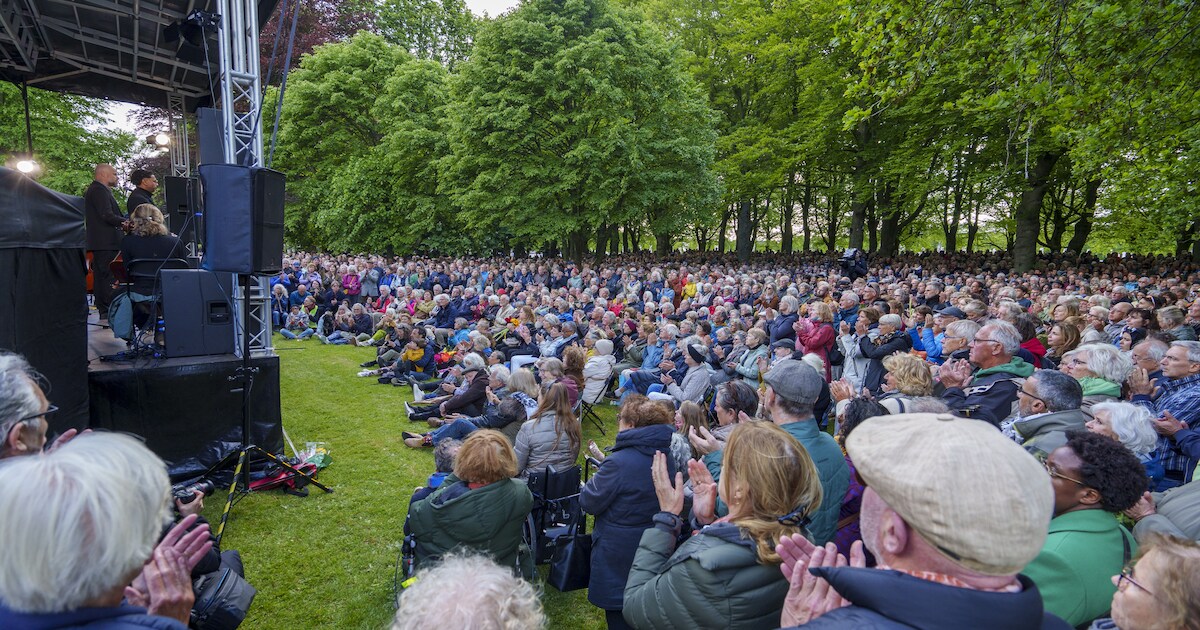 Drieduizend mensen aanwezig bij alternatieve dodenherdenking: ‘Ontroerd en trots dat dit ...