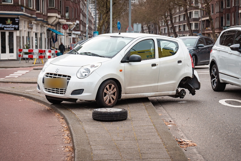 Auto verliest wiel na botsing met bergingsauto in Rotterdam-West ...