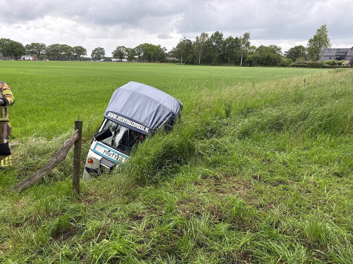 Tuktuk belandt in de sloot aan Marsweg in Rheeze | Foto | AD.nl